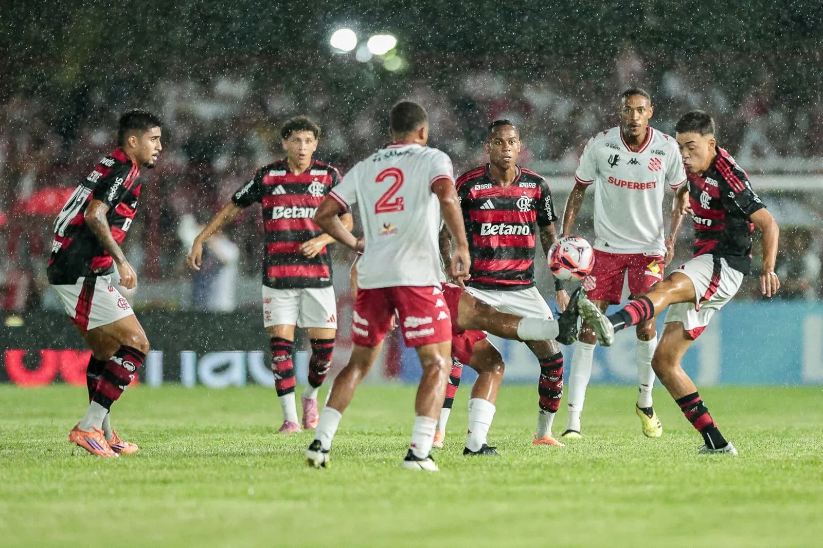 Com brilho de Garrinsha, Bangu supera garotos do Flamengo em Moça Bonita